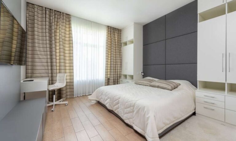 How To Arrange Bedroom Furniture In A Square Room | Home Artic