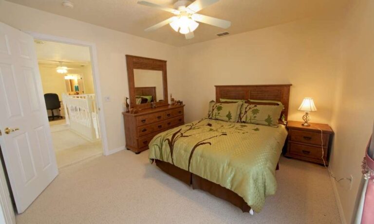 How To Arrange A Small Bedroom With A Queen Bed | Home Artic